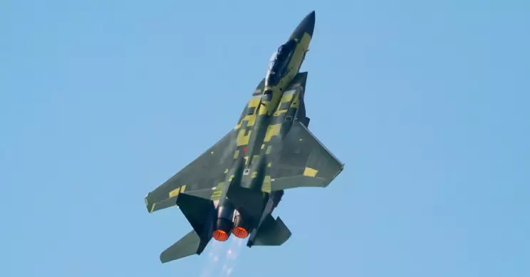 Naujausias JAV oro pajėgų naikintuvas F-15EX pirmą kartą išskrenda