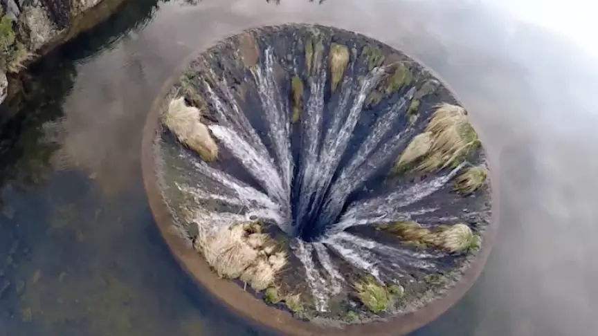 Covão do Conchos Spillway sieht aus wie ein Portal zu einem Paralleluniversum