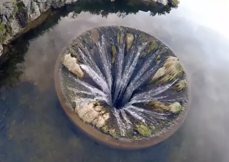 Covão do Conchos Spillway Kelihatan Seperti Portal Kepada Alam Semesta Selari