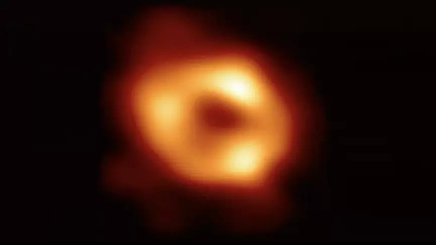 Schwaarzt Lach bestätegt: Wëssenschaftler hunn dat éischt Bild vum Sagittarius A * opgedeckt