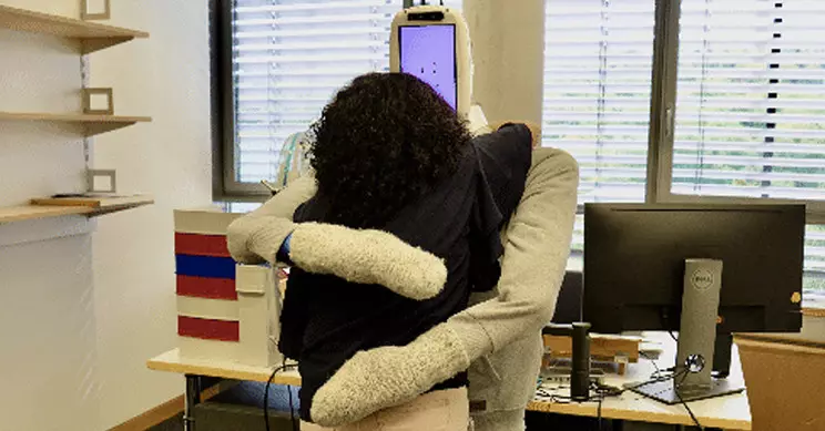 Lemes, Robot Saukuran Manusa Méré Hugs Alus