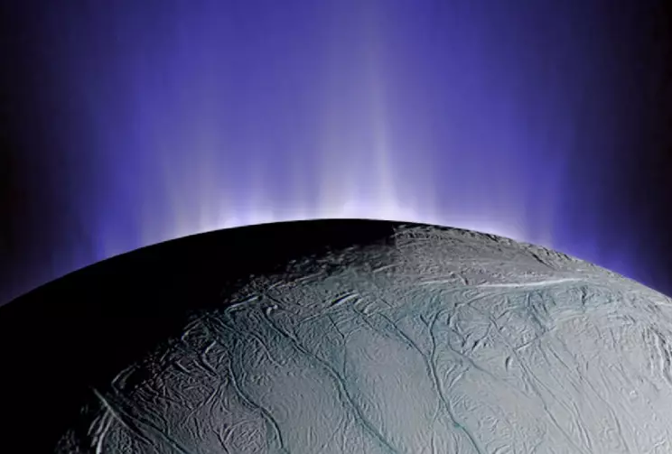 Aquesta imatge composta demostra com Enceladus emet plomes d'aigua que emanen de les fissures de la seva superfície (Crèdit: NASA / Il·lustració JPL)