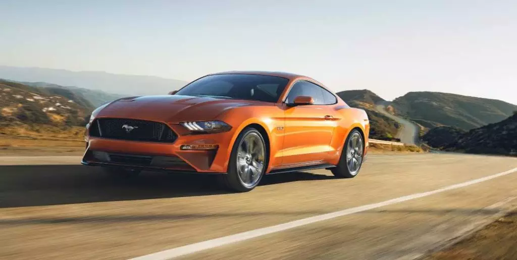 Ford Mustang e Ncha ea 2018 e Fumana Facelift e Thahasellisang