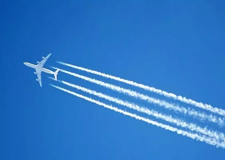 ¿Por qué algunos aviones dejan estelas en el cielo?
