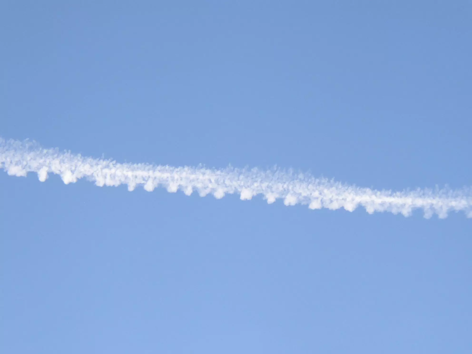 일부 비행기가 하늘에 흔적을 남기는 이유는 무엇입니까?