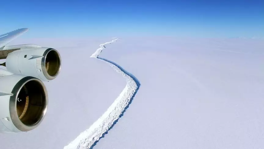 デラウェアほどの大きさの氷山が南極大陸から脱却しようとしています