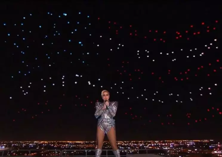 “Drone Show”, Leýdi Gaganyň “Super Bowl” çykyşynda ünsi özüne çekýär