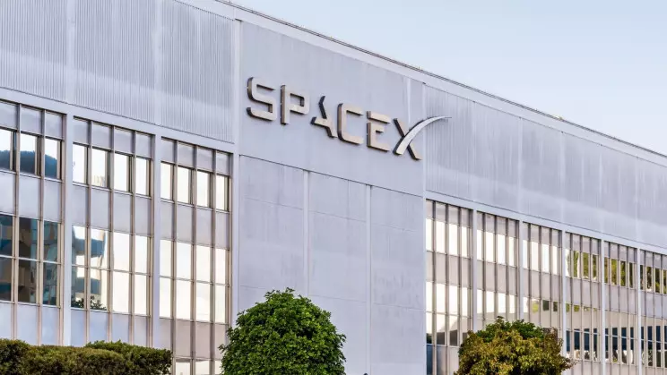 Innealtóir SpaceX Díolta Leideanna Trádála Chos Istigh Do Bitcoin ar an nGréasán Dorcha