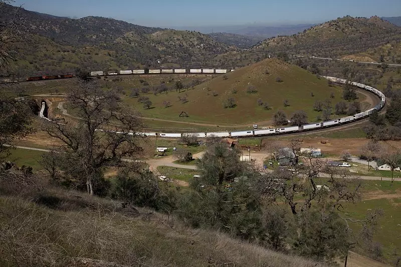 使用 Tehachapi Loop 绕过弯道