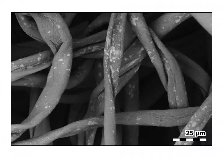 Ansiktsmasker i tyg under ett mikroskop avslöjar spektakulära vyer