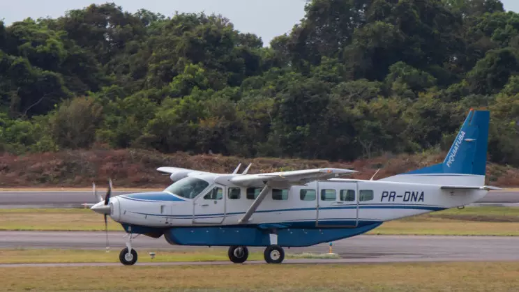 Ein Passagier ohne Flugerfahrung landete in einem Privatflugzeug, nachdem der Pilot außer Gefecht gesetzt worden war