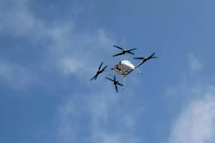 „Samsung“ bendradarbiauja su dronų įmone, kad pristatytų įrenginius per kelias minutes