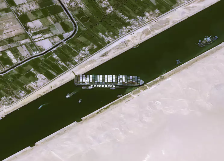Kapal yang Memblokir Terusan Suez Butuh Waktu Berminggu-minggu untuk Disingkirkan