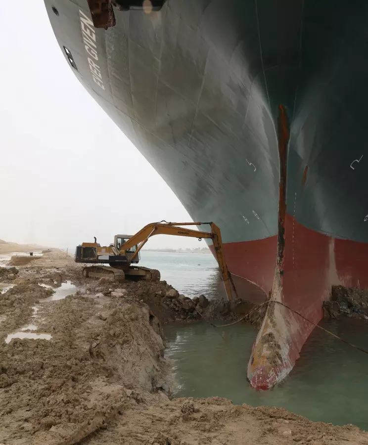 Το πλοίο που μπλοκάρει τη διώρυγα του Σουέζ θα μπορούσε να πάρει εβδομάδες για να αφαιρεθεί