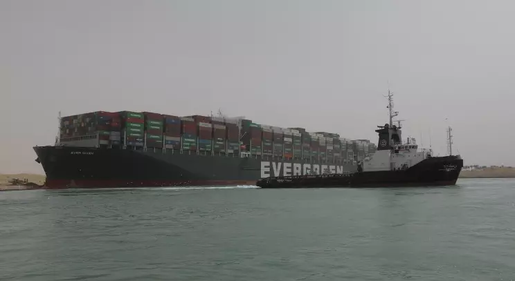 Con tàu chặn kênh đào Suez có thể mất nhiều tuần để loại bỏ