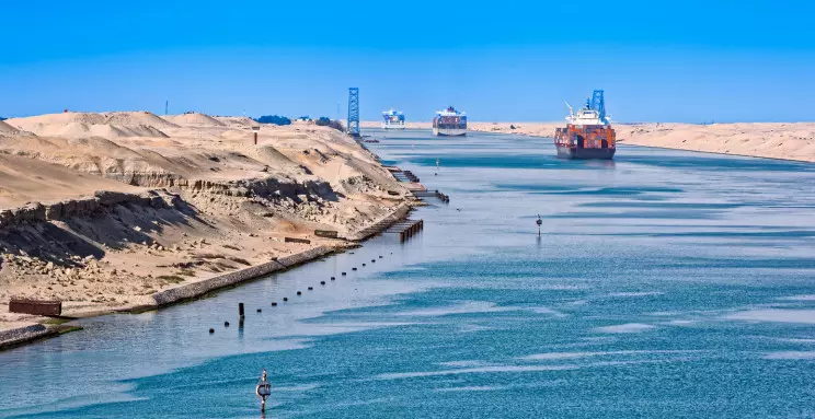 Премахването на кораба, блокиращ Суецкия канал, може да отнеме седмици