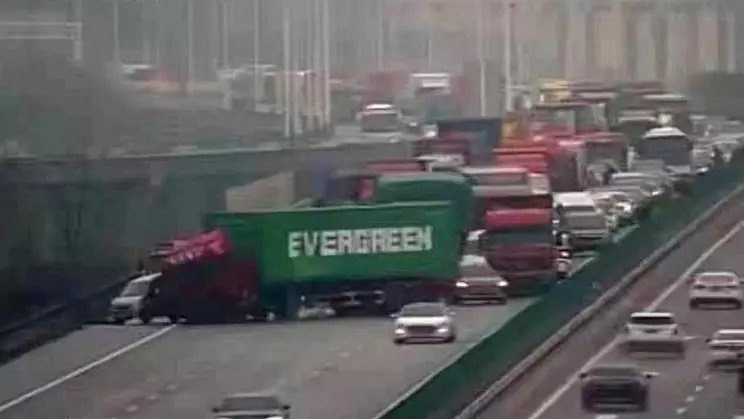 Evergreen Truck se vuelve viral después de bloquear la autopista al igual que el barco