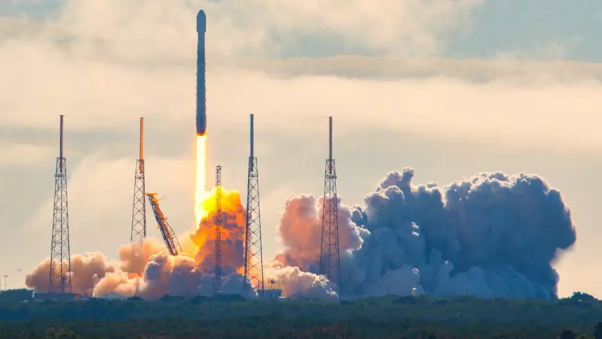 SpaceX-ek Starlink sateliteak kaleratu berri ditu Falcon 9 kohete beterano batean