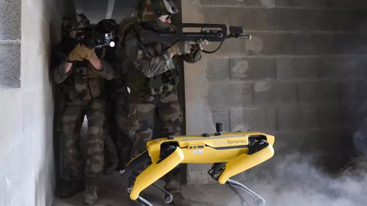 Frantziako Armadaren Trenek Robot Txakurra antzematen dute Field Combat egiteko