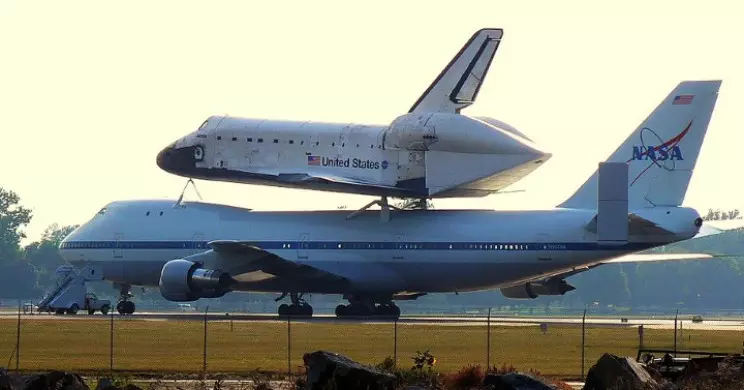 747 transportant el transbordador espacial