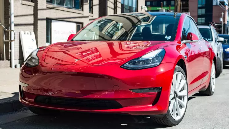Nega Tesla Kanadada qasddan nopok Model 3 ni sotadi?