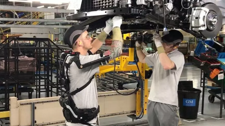 "Кийилүүчү робот" экзоскелеттери фабрикадагы жаракаттарды азайта алат