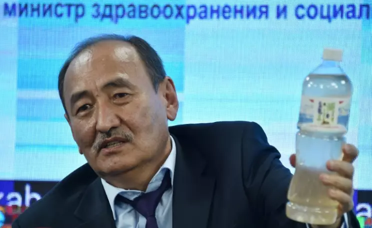 Minis Sante Kyrgyzstan andose rasin pwazon kòm remèd kowonaviris, ofisye sante alarmant yo