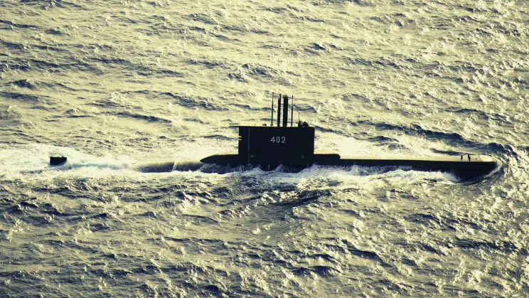 Los equipos compiten para encontrar un submarino antes de que la tripulación se quede sin oxígeno