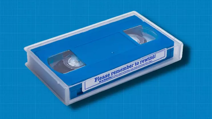 ښځه د 20 کلن VHS ټیپ کرایه په اختلاس تورنه شوې