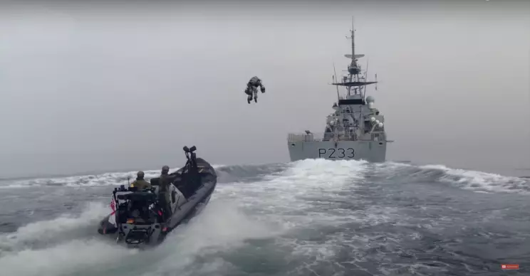 Гледайте как Кралските морски пехотинци тестват летящ реактивен костюм