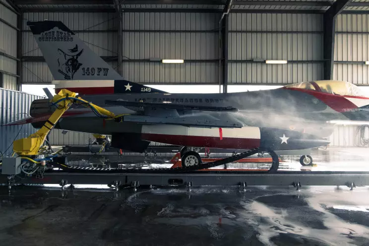 Jet Tempur F-16 Entuk Cuci Lengkap dening Robot Saiki