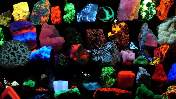 Roci strălucitoare - minerale care fluoresc