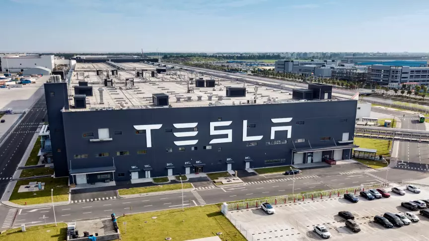 Tesla, tədarük problemlərinə görə Şanxay zavodunda istehsalı yavaşlatacaq