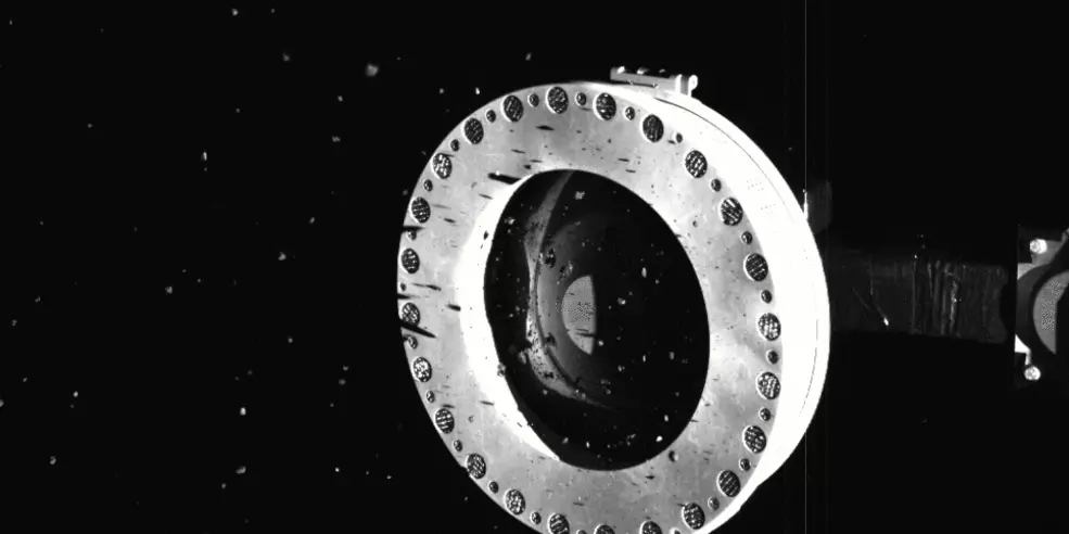 A nave espacial da NASA que transporta mostra de asteroide comeza unha viaxe terrestre de 2,5 anos