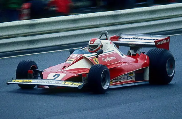 Clay Regazzoni yana tuƙi don Ferrari a 1976 Grand Prix na Jamus