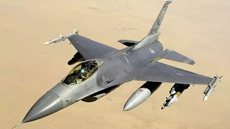 Thawj Tswj Hwm F-16 Fighter Dav Hlau Yuav Tawm