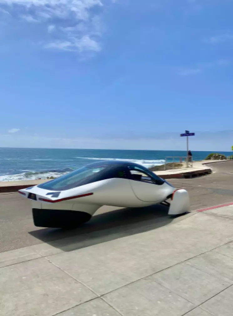 Kumanani ndi Sol: Aptera's Three-Wheeled Solar-Powered EV mu White