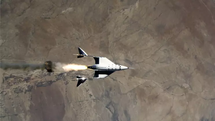 Súkromný vesmírny letový program Virgin Galactic dokončil prvý test posádky