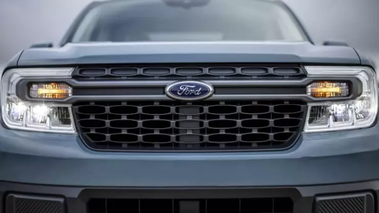 Ford ilk hibrid pikap maşını Maverick-i təqdim etdi