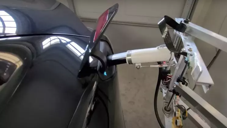 Ang Tag-iya sa Tesla Nagtukod og DIY EV Robotic Charger sa Iyang Garahe