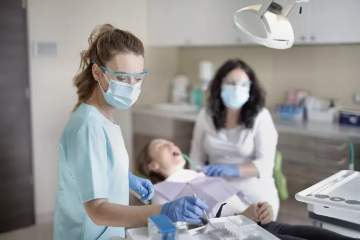 Dier zur Neier Orthodontik: Wien huet den Invisible Invisalign erfonnt?