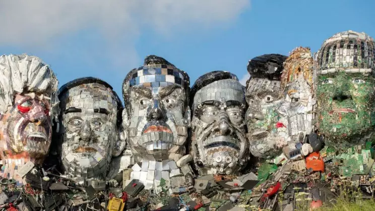 Artistas diseñan 'Mount Recyclemore' con líderes del G7 utilizando desechos electrónicos