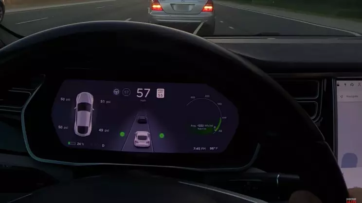 Bateria Tesla se reîncarcă foarte repede când este tractată la 70 MPH