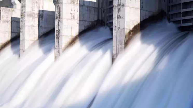 De twadde grutste wetterkrêftdaam fan Sina begjint elektrisiteit te generearjen