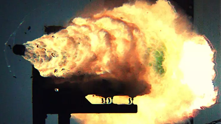 La Marina de los EE. UU. acaba de cancelar el Railgun. Pero los misiles hipersónicos todavía están en marcha