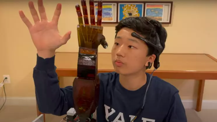 એક હાઈસ્કૂલના વિદ્યાર્થીએ એક કૃત્રિમ હાથ બનાવ્યો જે તે પોતાના મનથી નિયંત્રિત કરે છે. AI નો ઉપયોગ કરો છો?