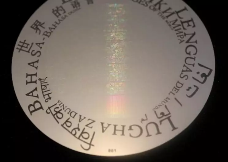 Бул кичинекей кичинекей дискте дүйнөдөгү бардык тилдердин микроскопиялык архиви бар