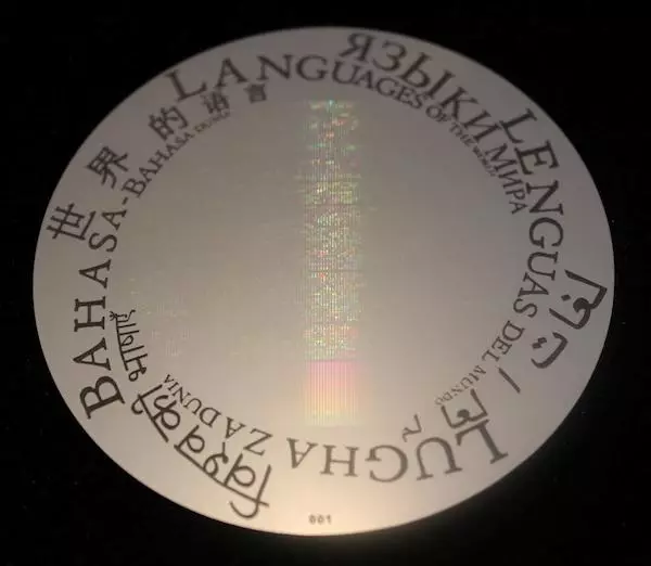 Din id-Diska Ċkejkna Fih Arkivju Mikroskopiku tal-Lingwi Kollha fid-Dinja