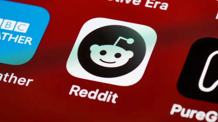 I-Reddit Post Iholela Emakhulwini Eminikelo, Iphahlazeka Iwebhusayithi