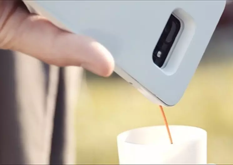 Šis išmaniojo telefono dėklas gali paruošti kavą kelyje